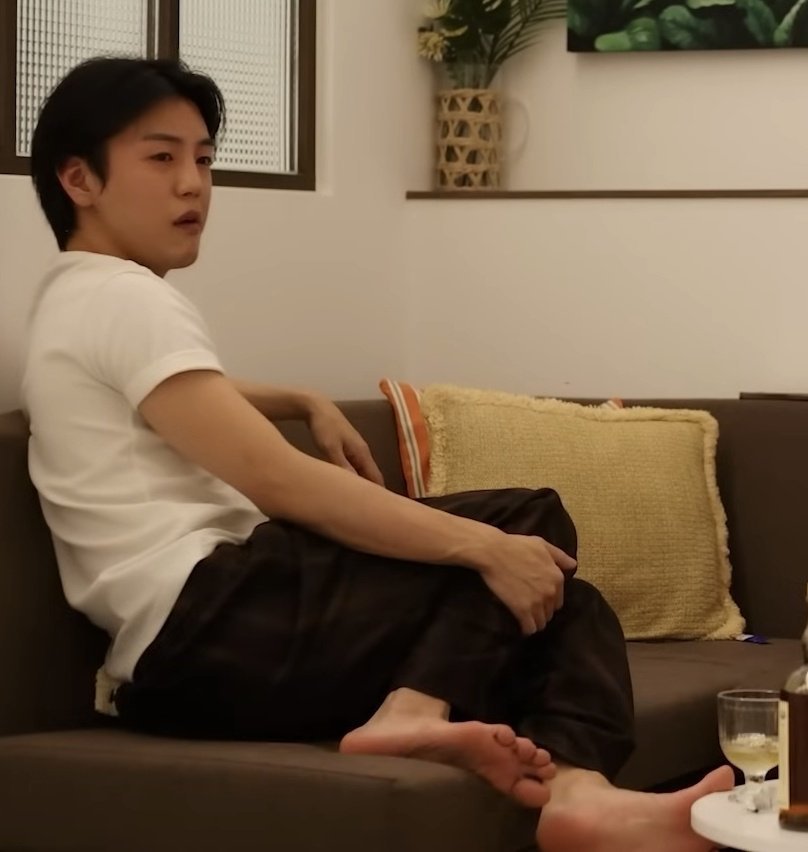 Lee Dong-hun's feet