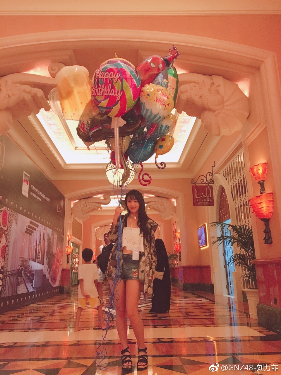 Lifei Liu's feet