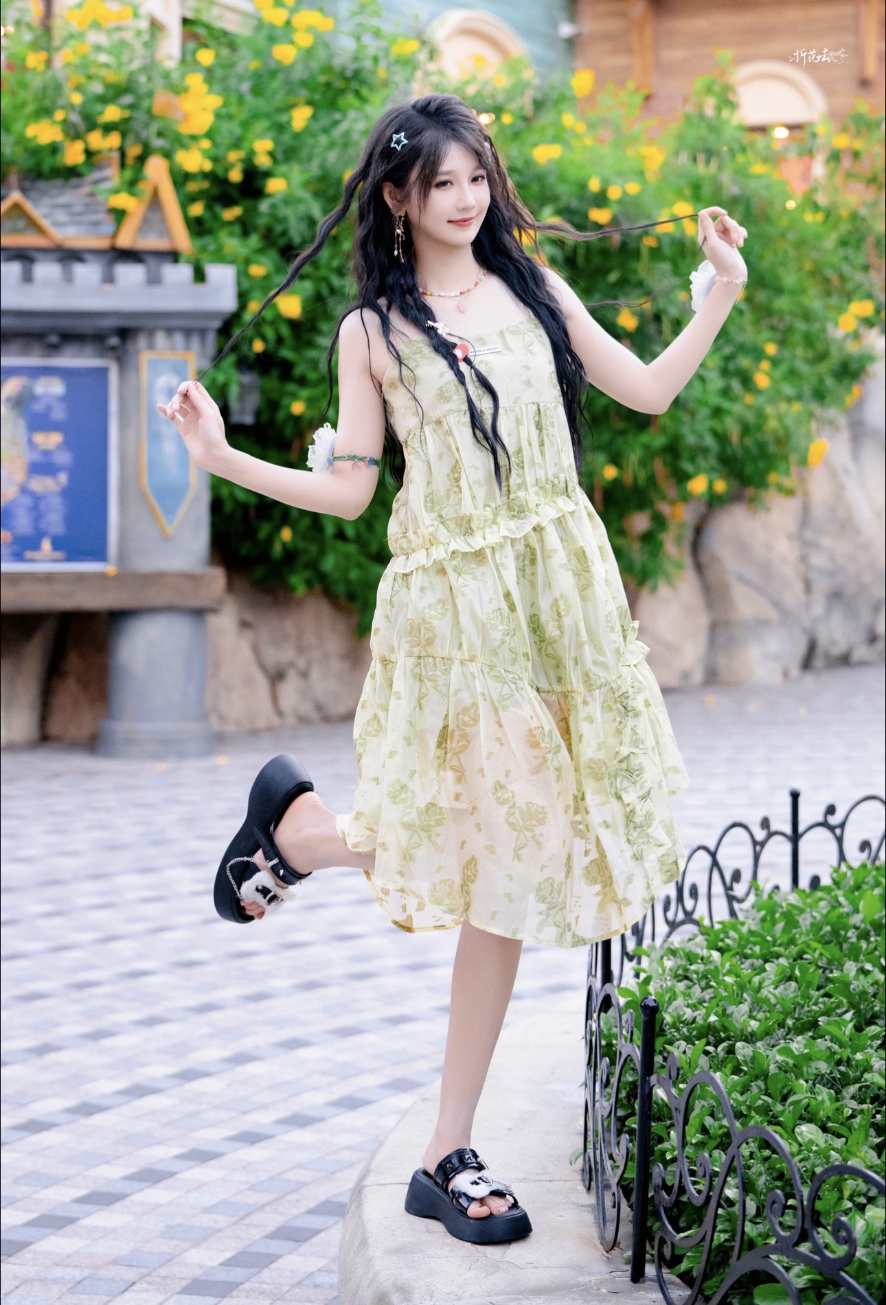 Lifei Liu's feet