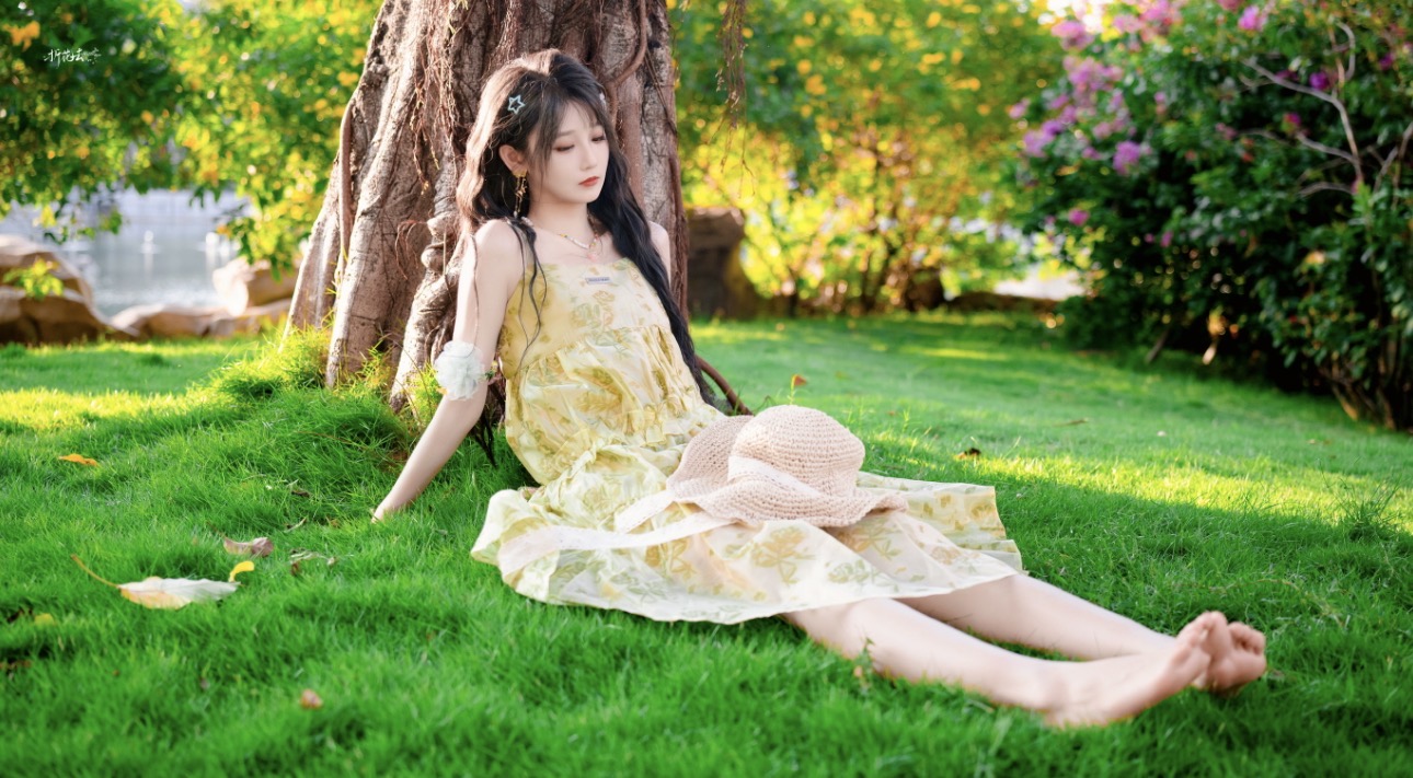 Lifei Liu's feet