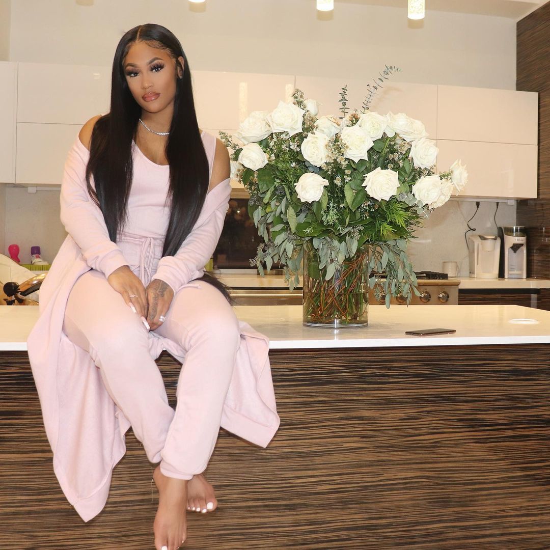 Lira Mercer's feet