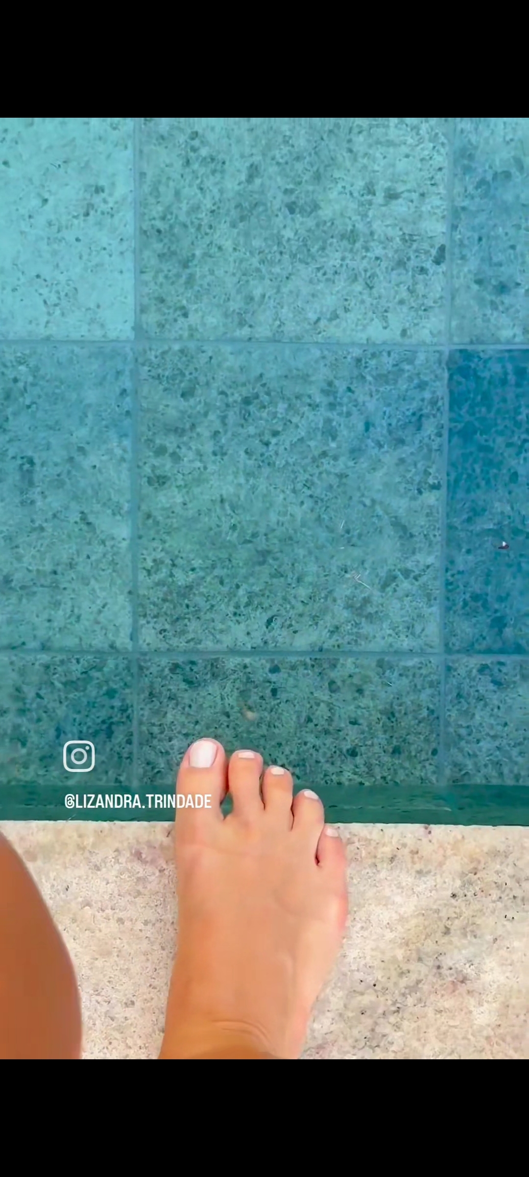 Lizandra Trindade's feet