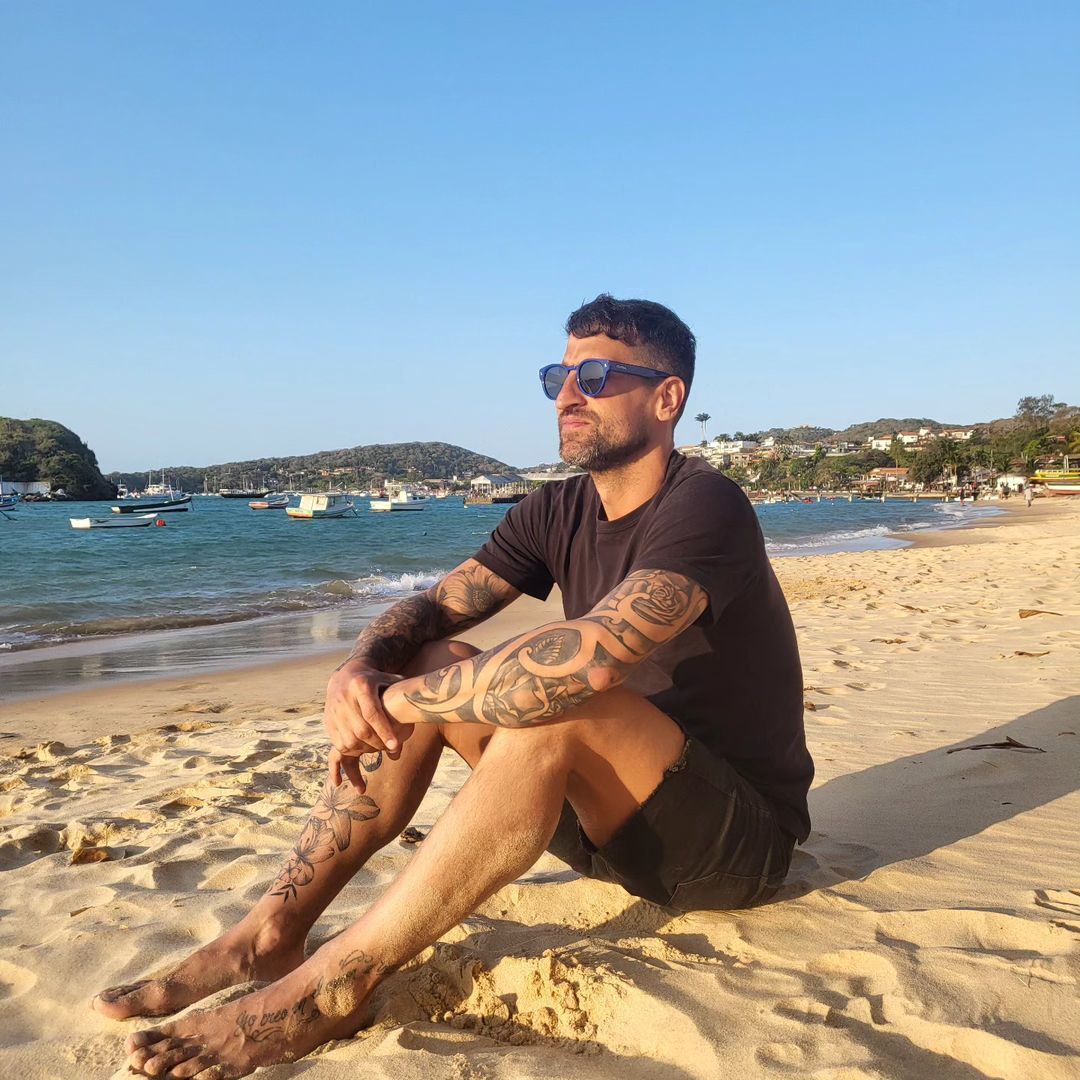 Lo Lumvrise's feet