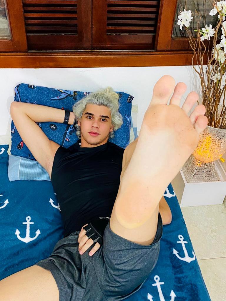 Luan Santiagos Feet 8356