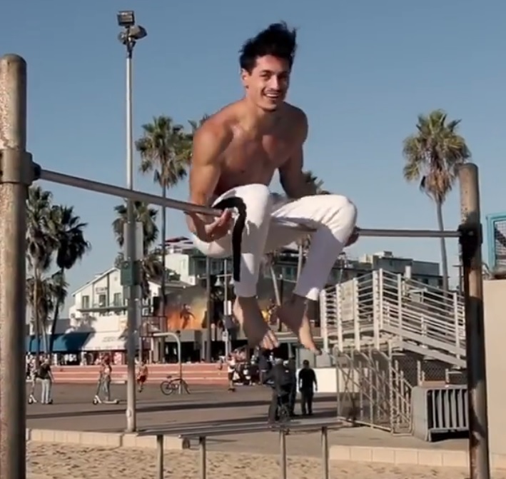 Manzul Tavrus's feet