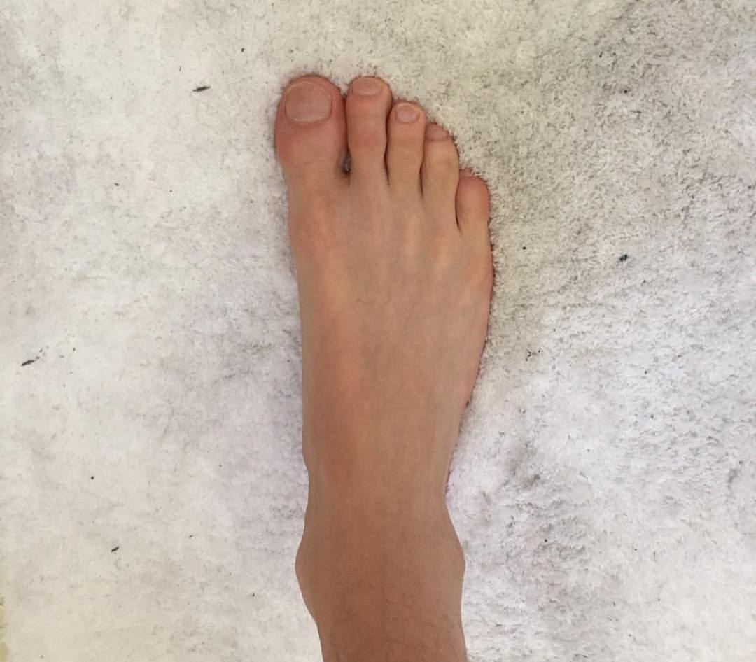 Marc E. Bassy's feet