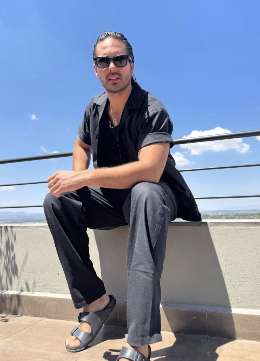 Marco León's feet