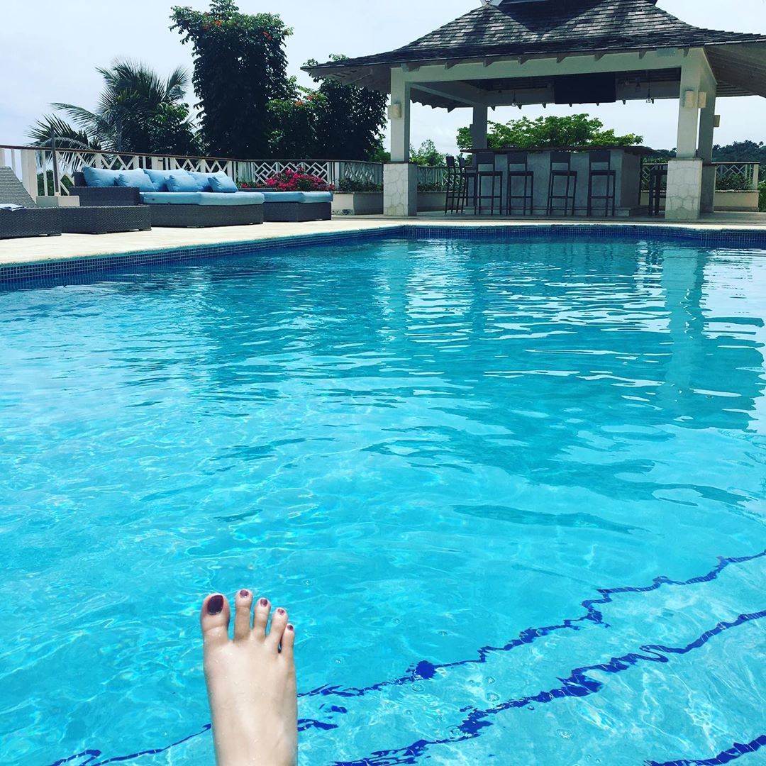 Marissa Lenti's feet