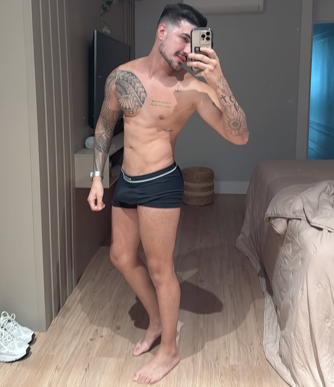 Matheus Freire's feet