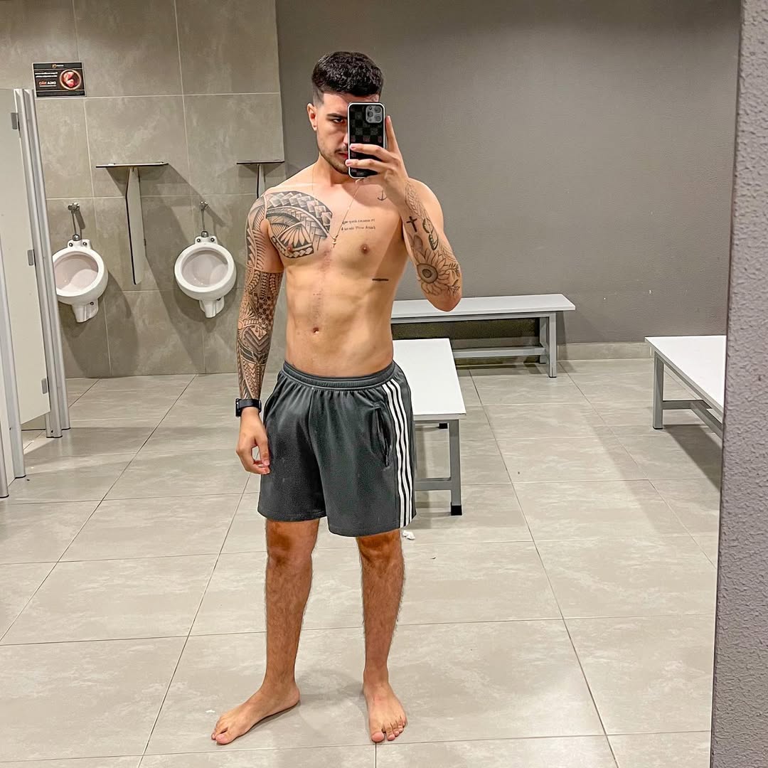 Matheus Freire's feet