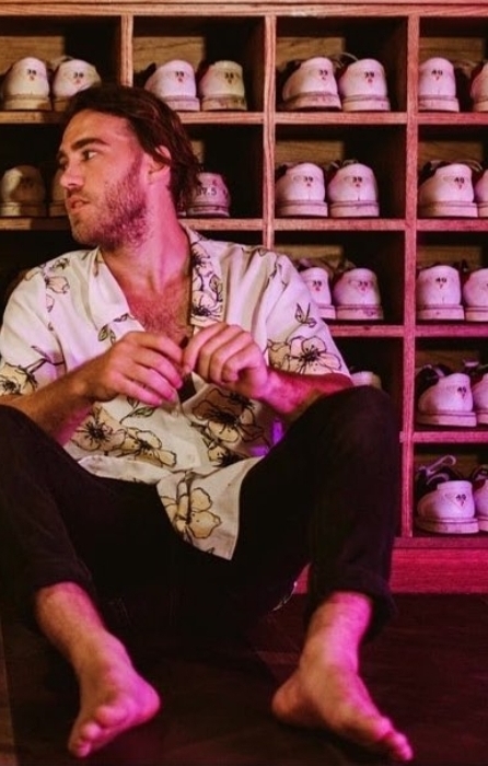 Matt Corby's feet