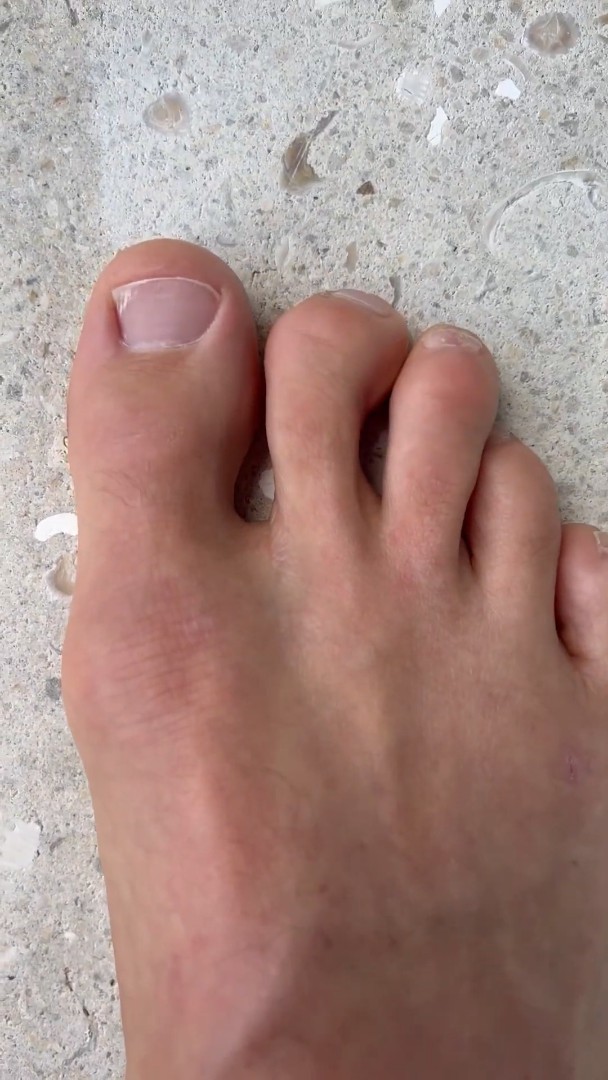 Matt K. Heafy's feet