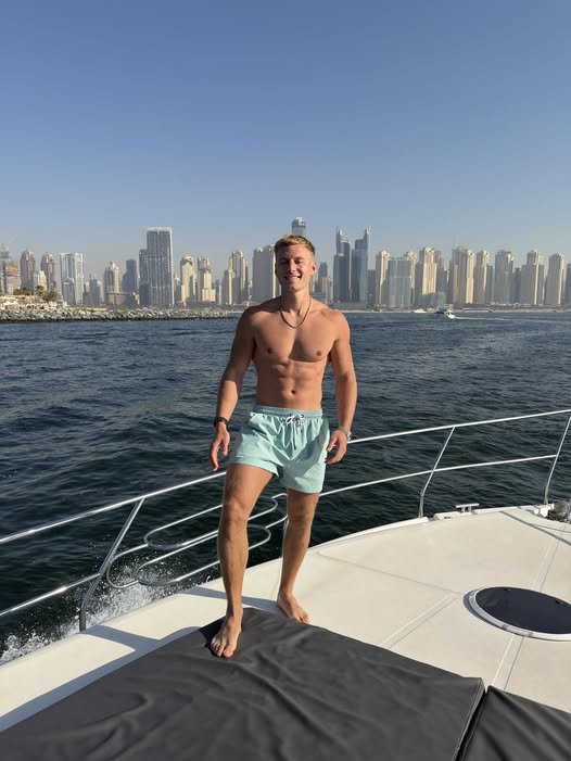 Max Wyatt's feet