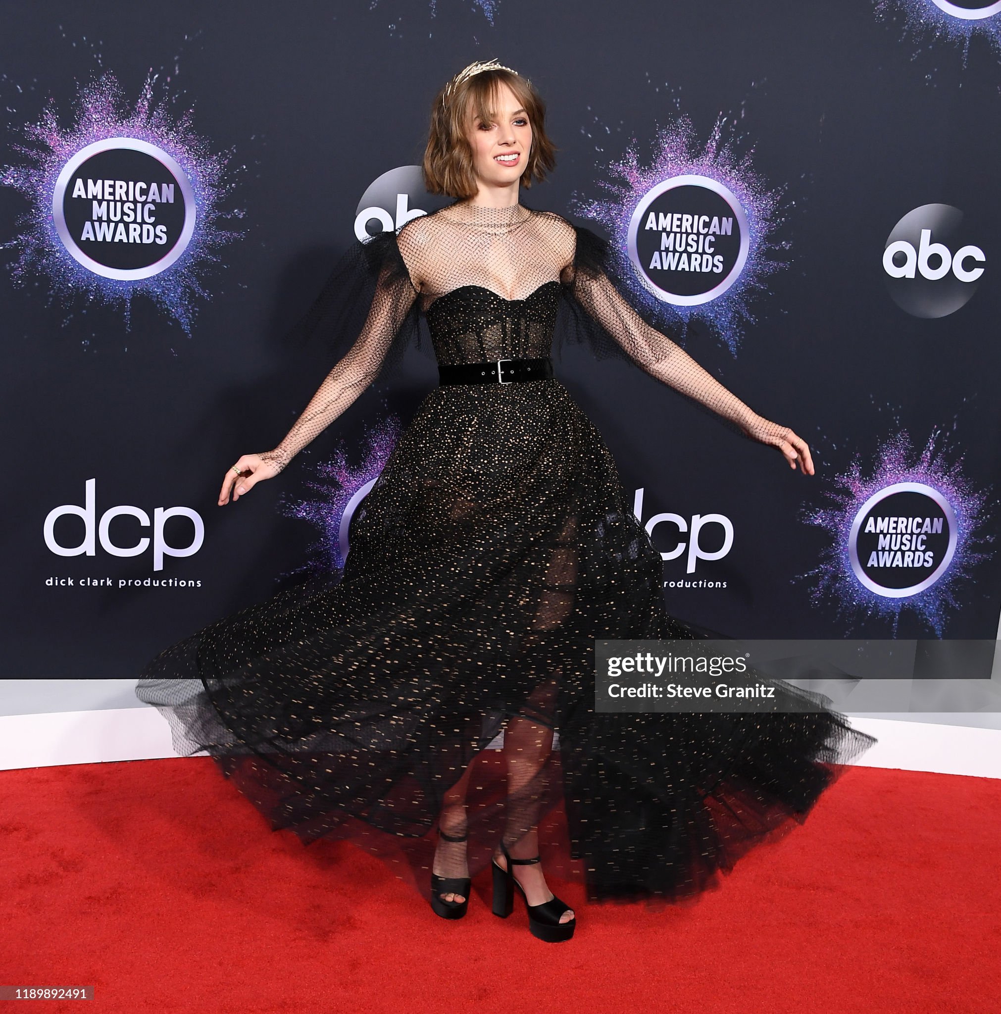 Maya Hawke's feet