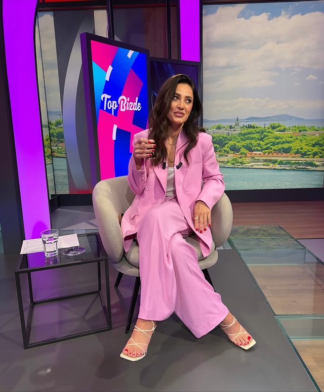 Merve Toy's feet