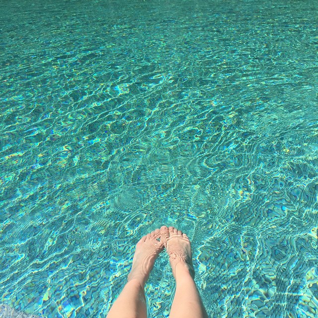 Miki Yeung's feet