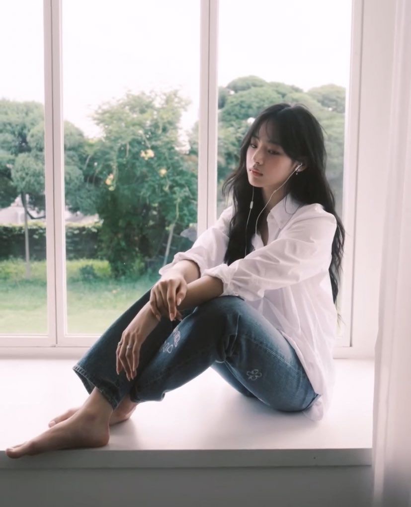 Minji Kim's feet