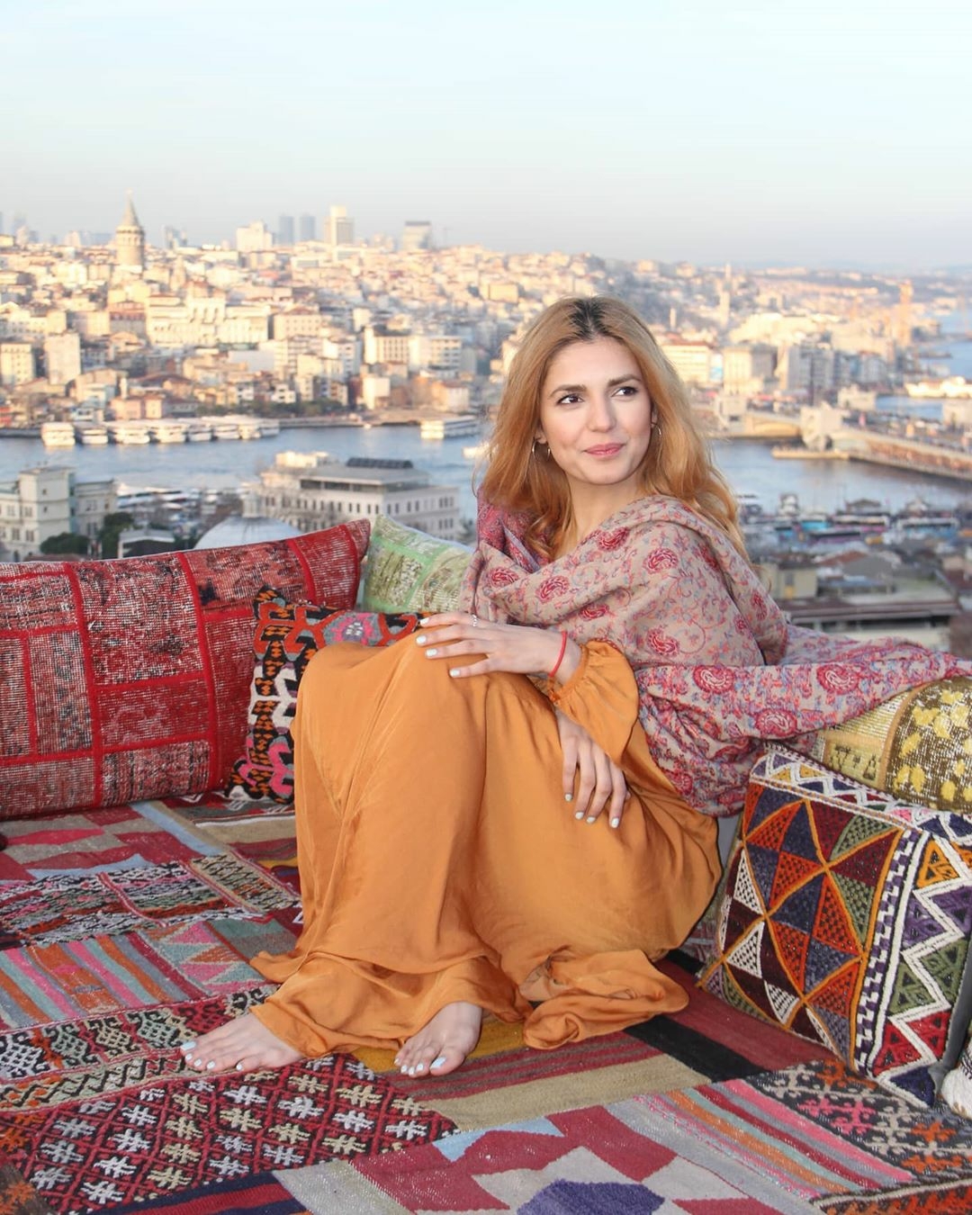 Momina Mustehsan's feet