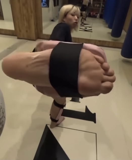 Mona Kimura's feet