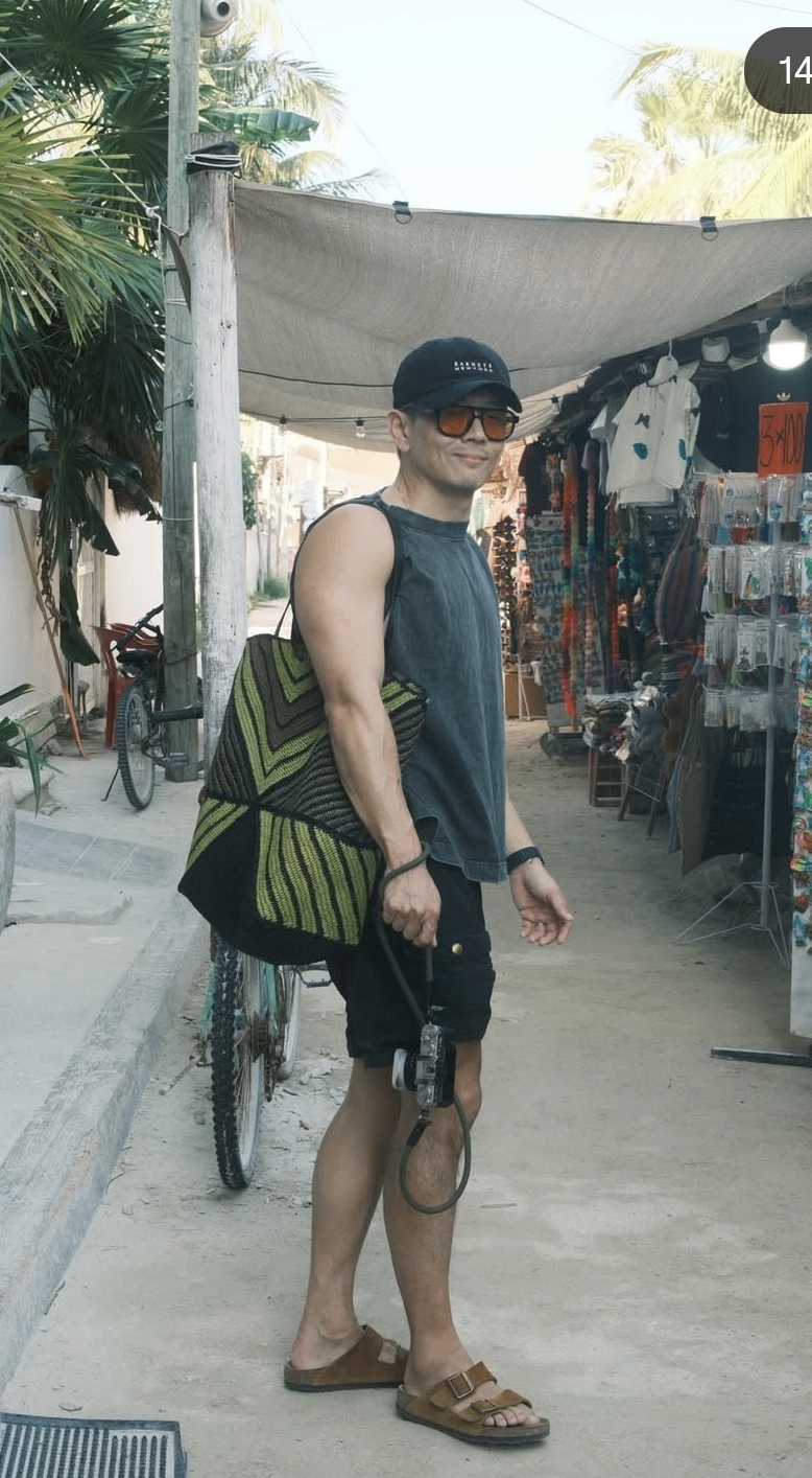 Nathan Jun's feet