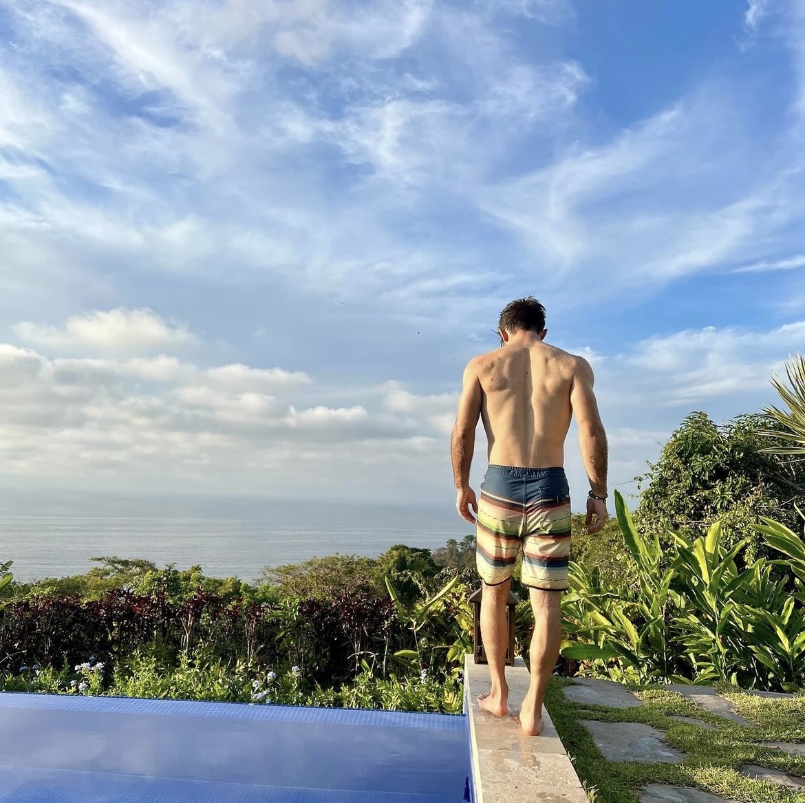 Nick Cutsumpas's feet
