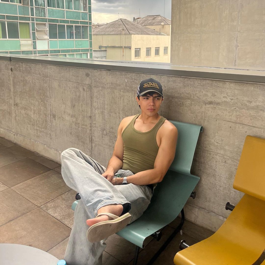 Nicolás Contreras's feet