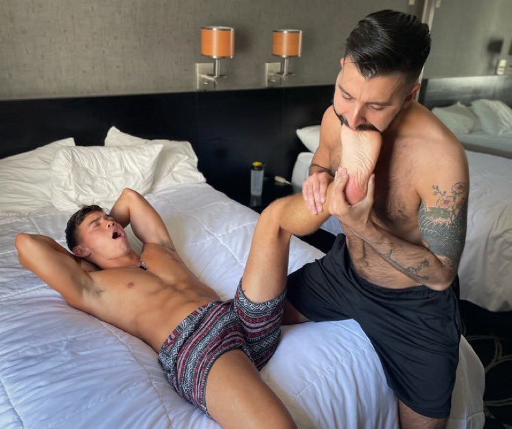 Oliver Hunts Feet