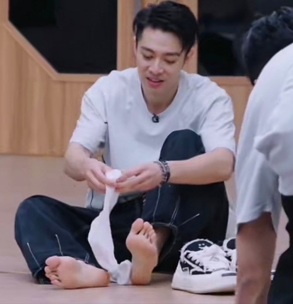 Pak-Ho Chau's feet