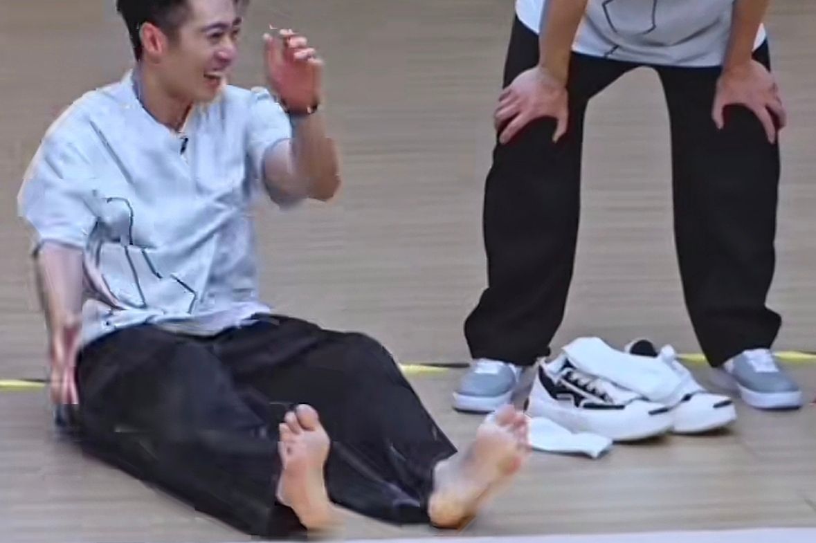 Pak-Ho Chau's feet