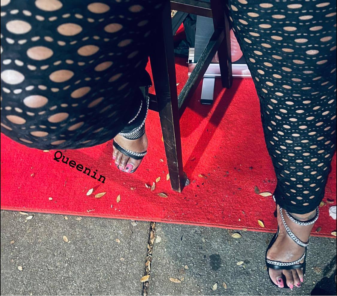 Queenin's feet