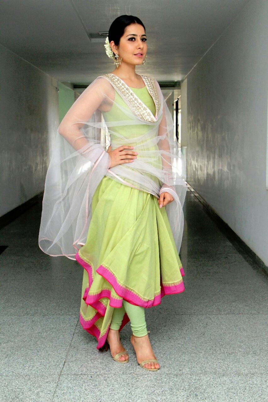 Rashi Khannas Feet