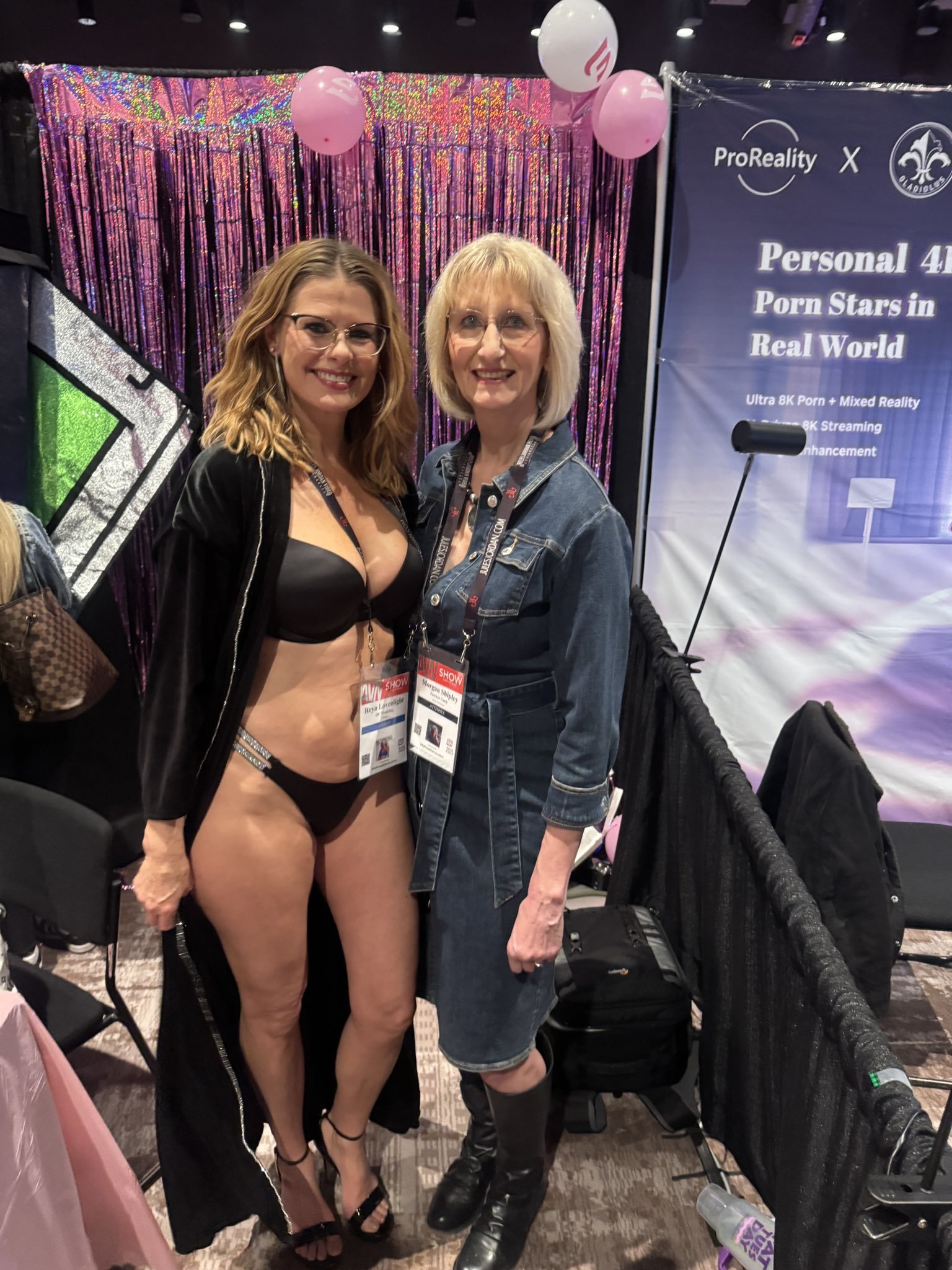 Reya Lovenlight's feet