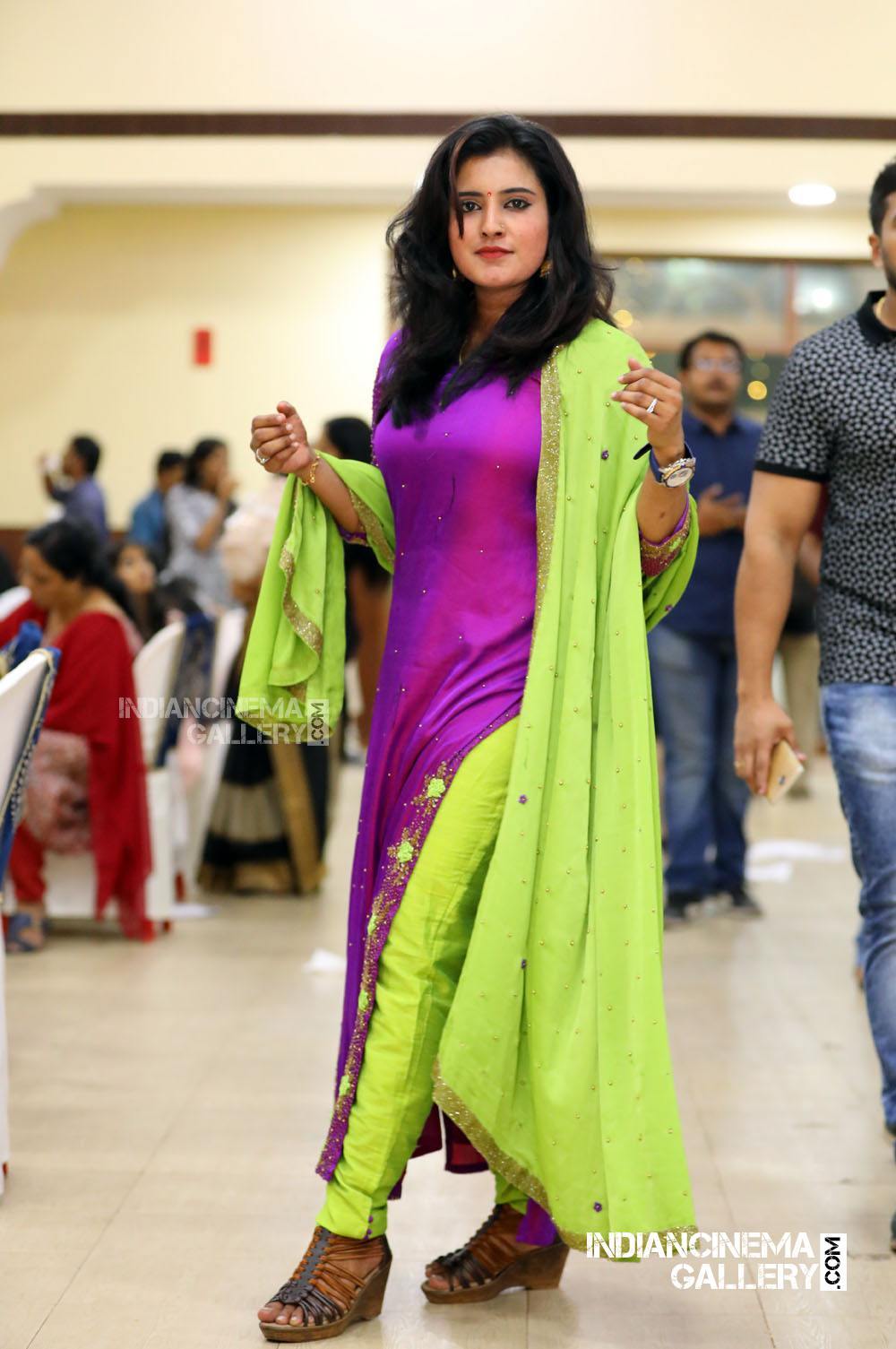 Roshna Ann Roy's feet