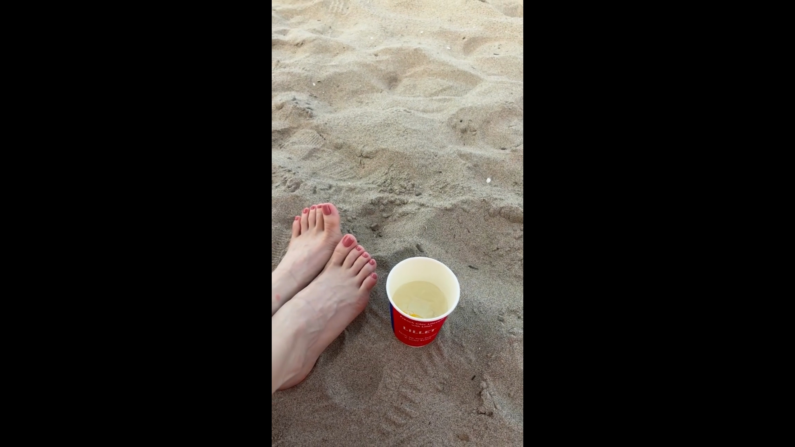 Ryu Hwa-young's feet