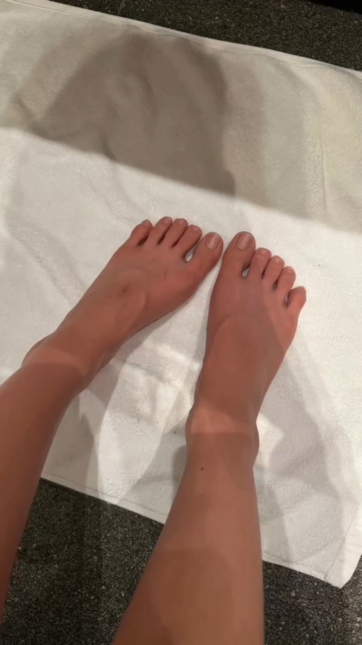 Ryu Hwa-young's feet