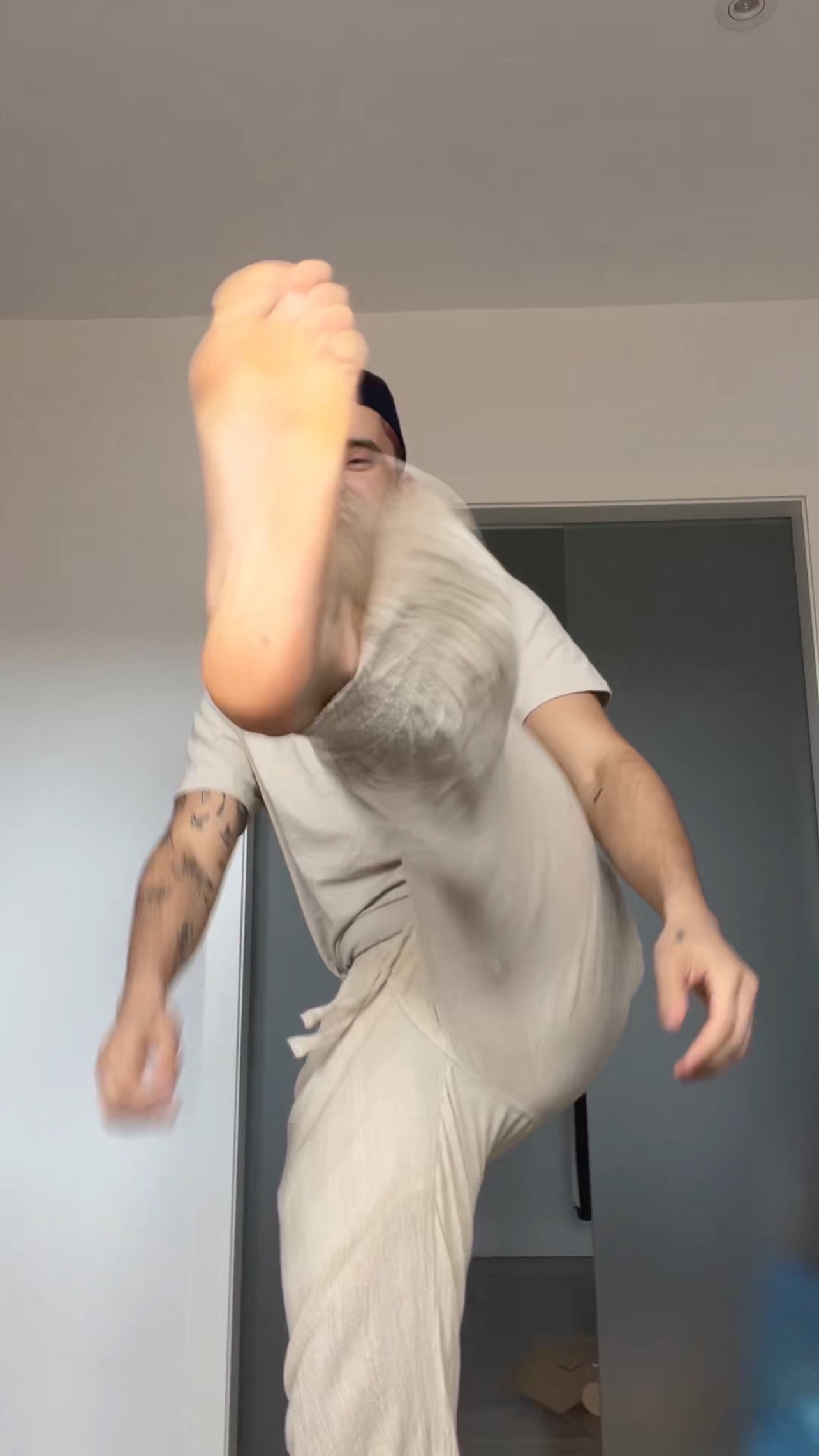 Sam Vázquez's feet