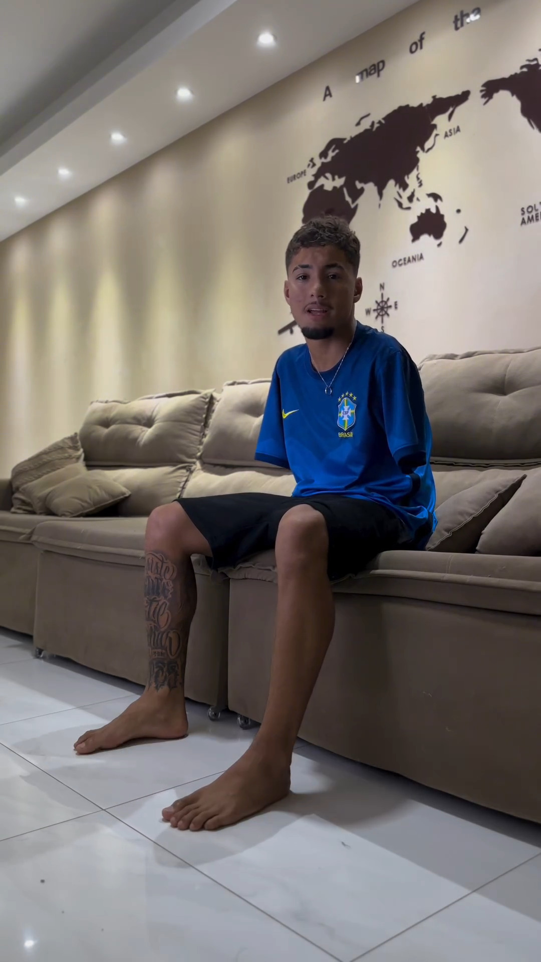 Samuel Oliveira's feet