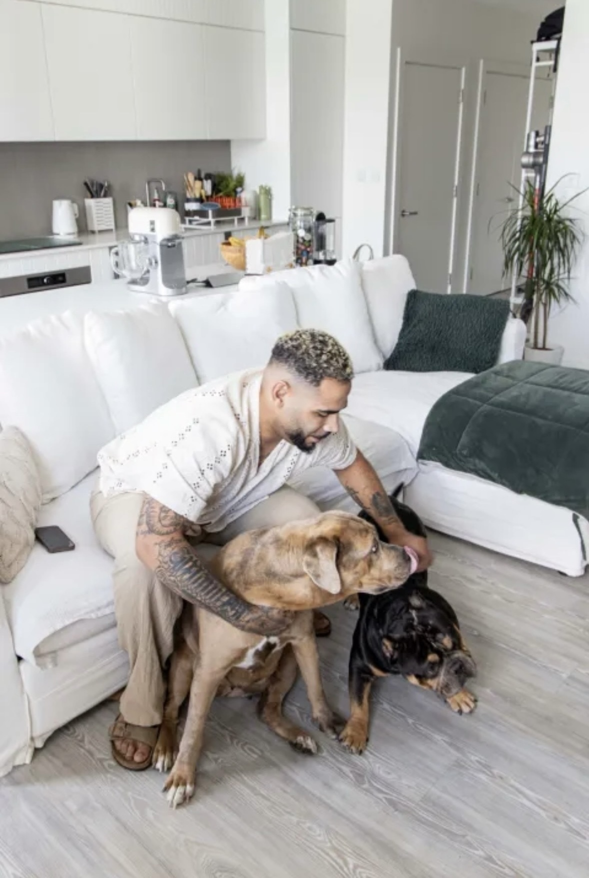 Sandro Farmhouse's feet