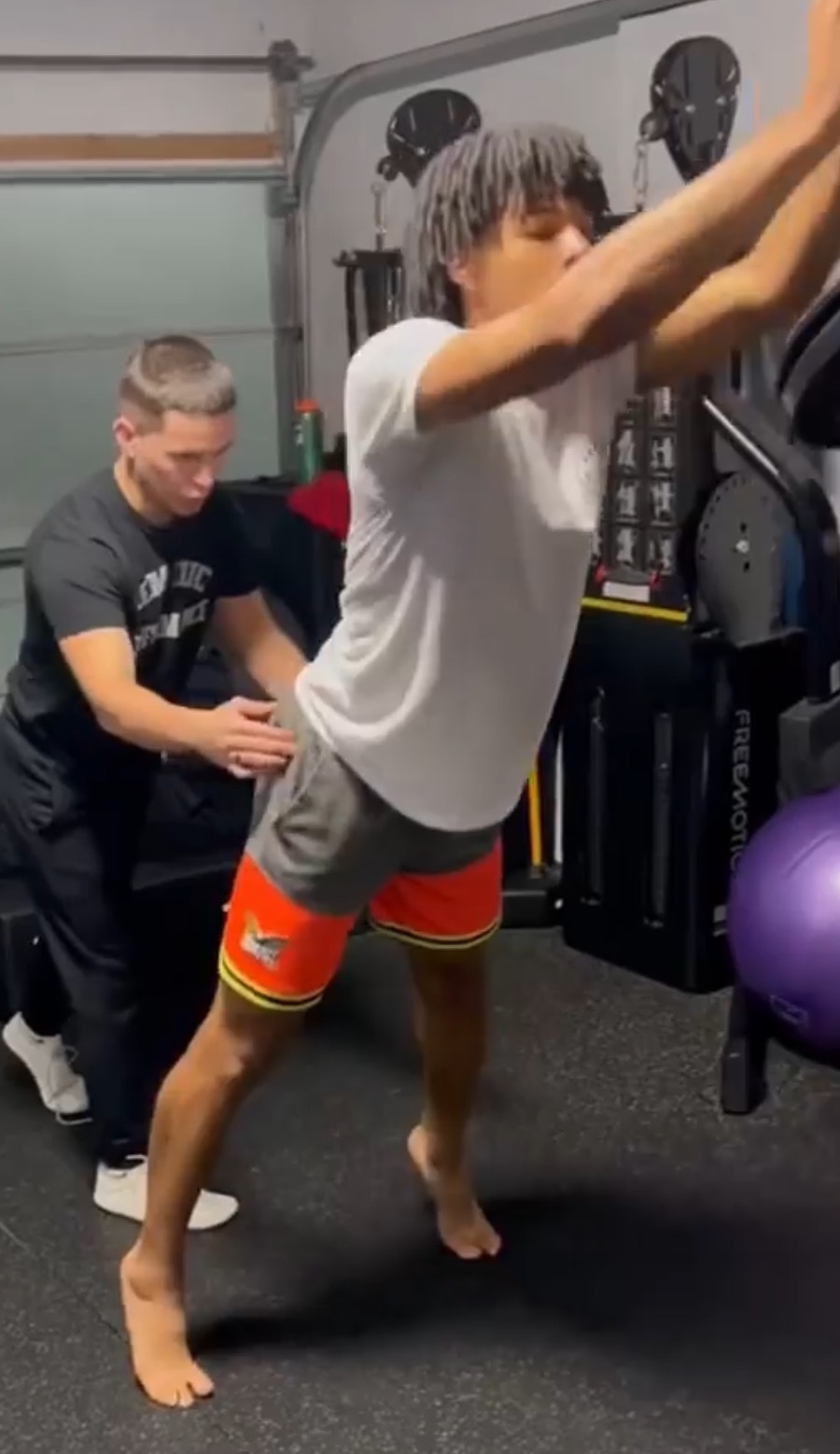 Shaedon Sharpe's feet