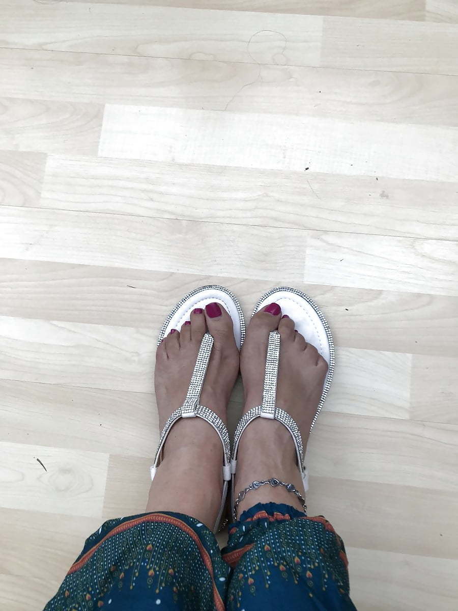 Sherry Lever's feet