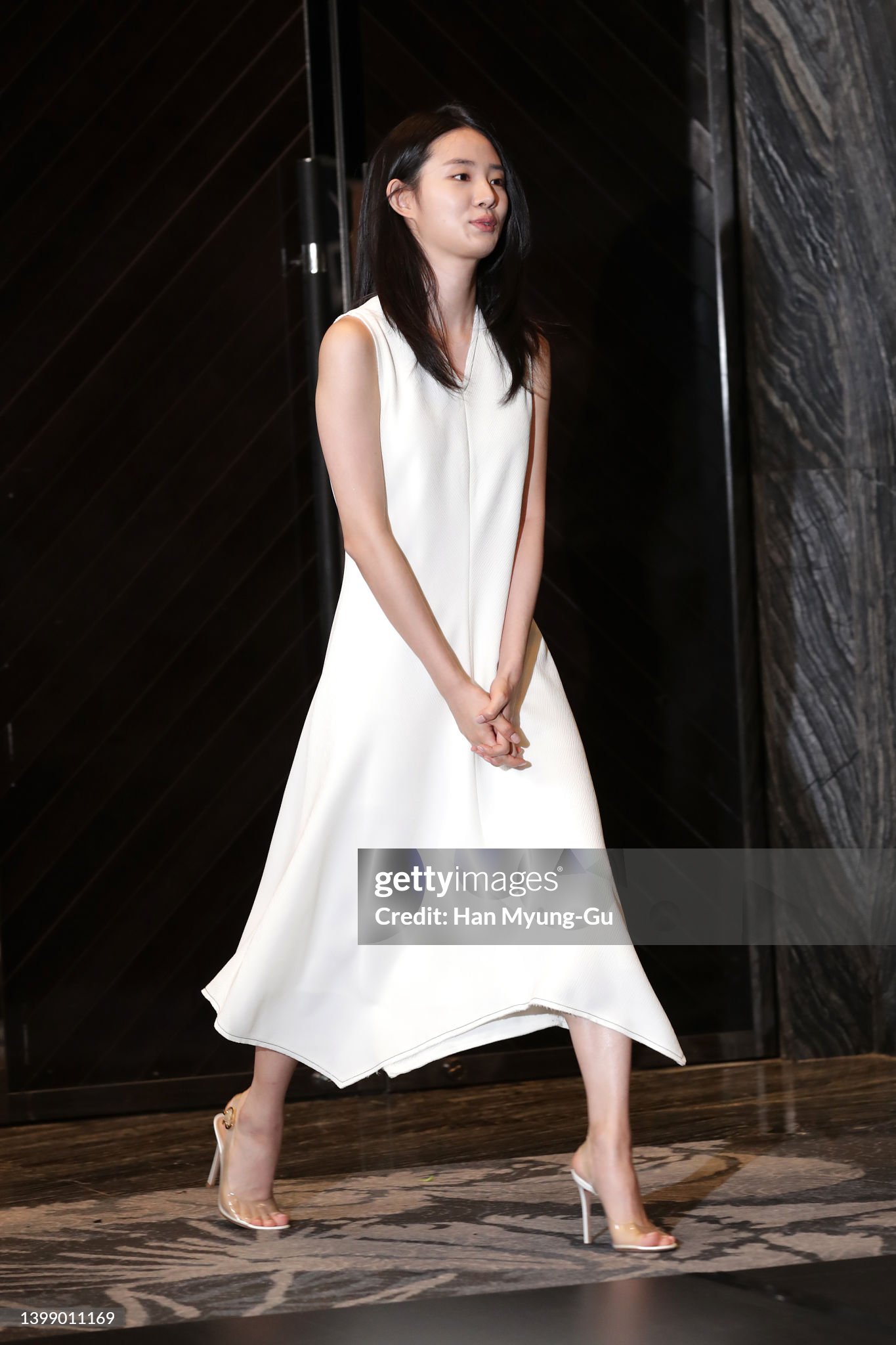Shin Si-ah's feet