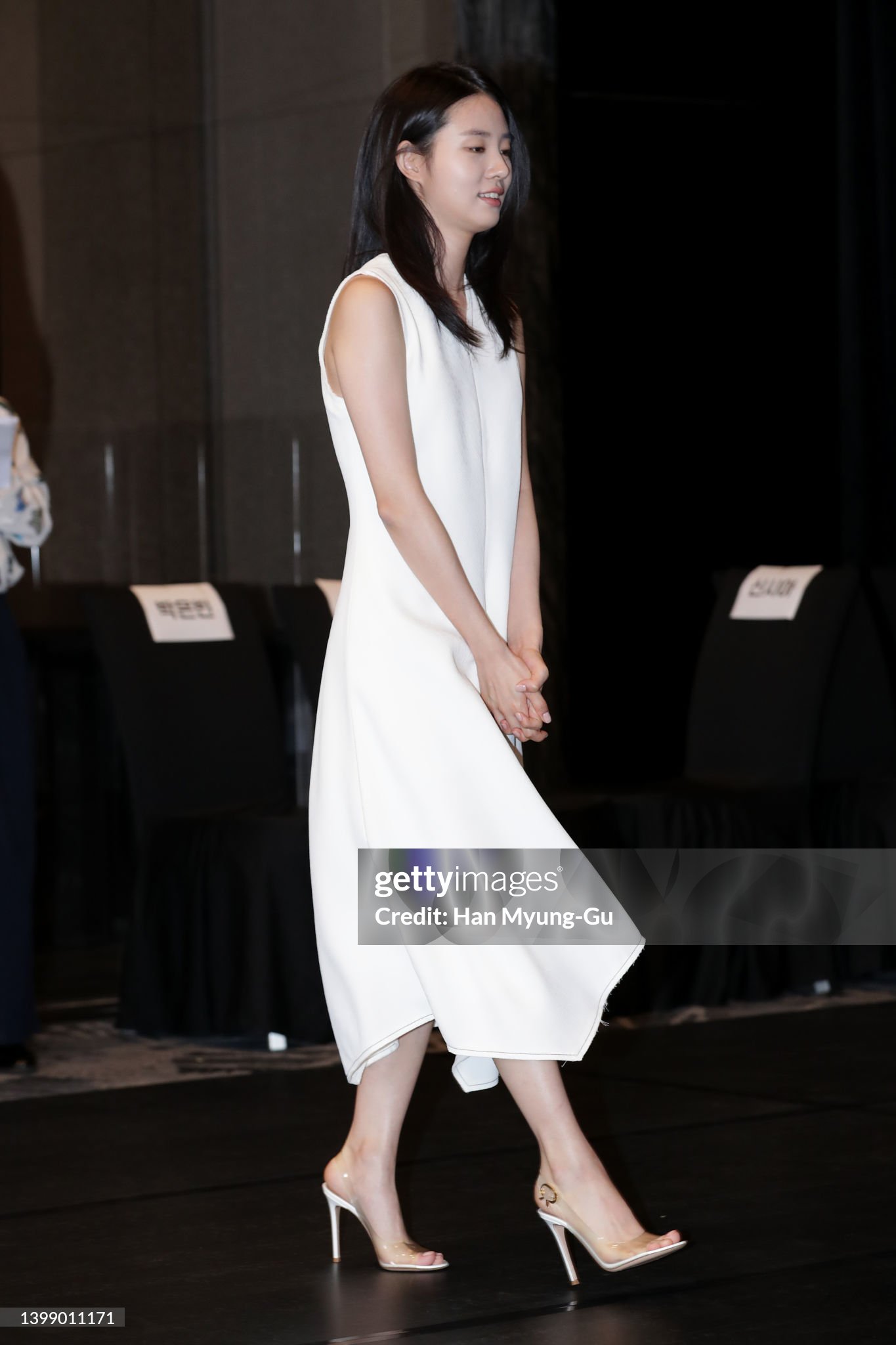 Shin Si-ah's feet