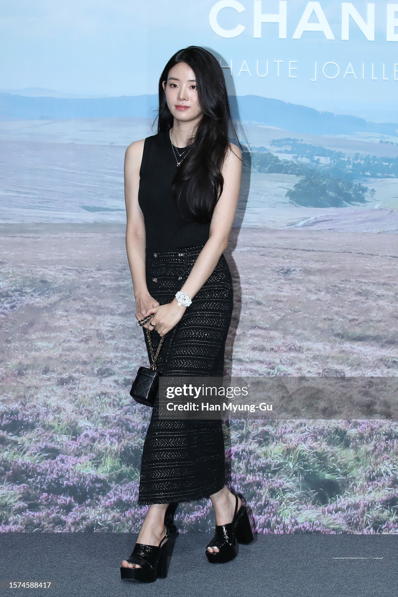 Shin Si-ah's feet