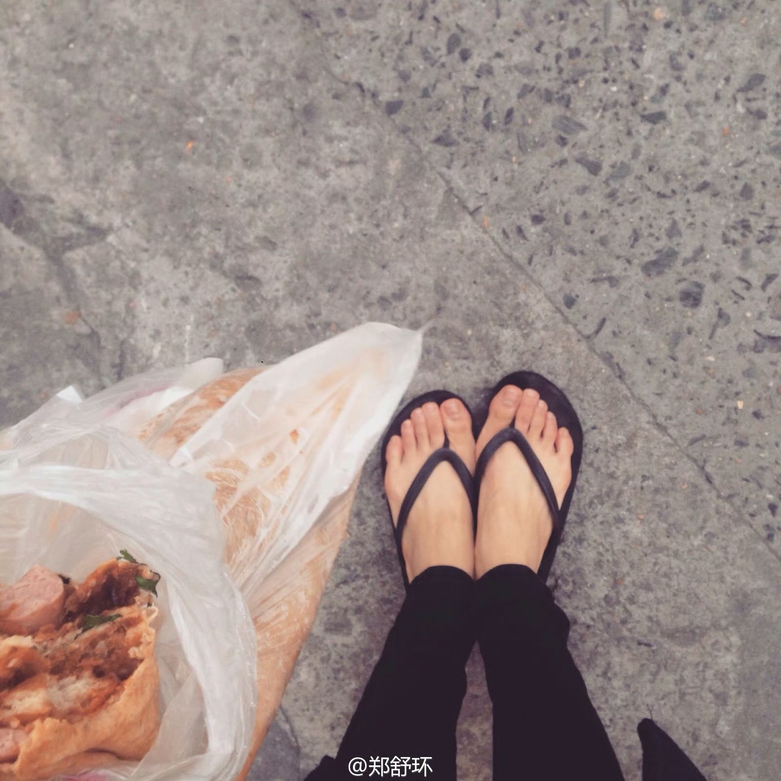 Shuhuan Zheng's feet