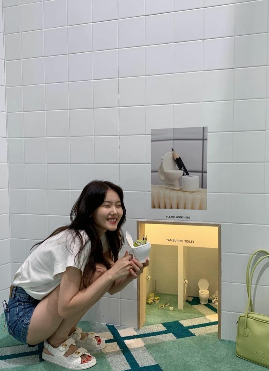So-Young Sim's feet