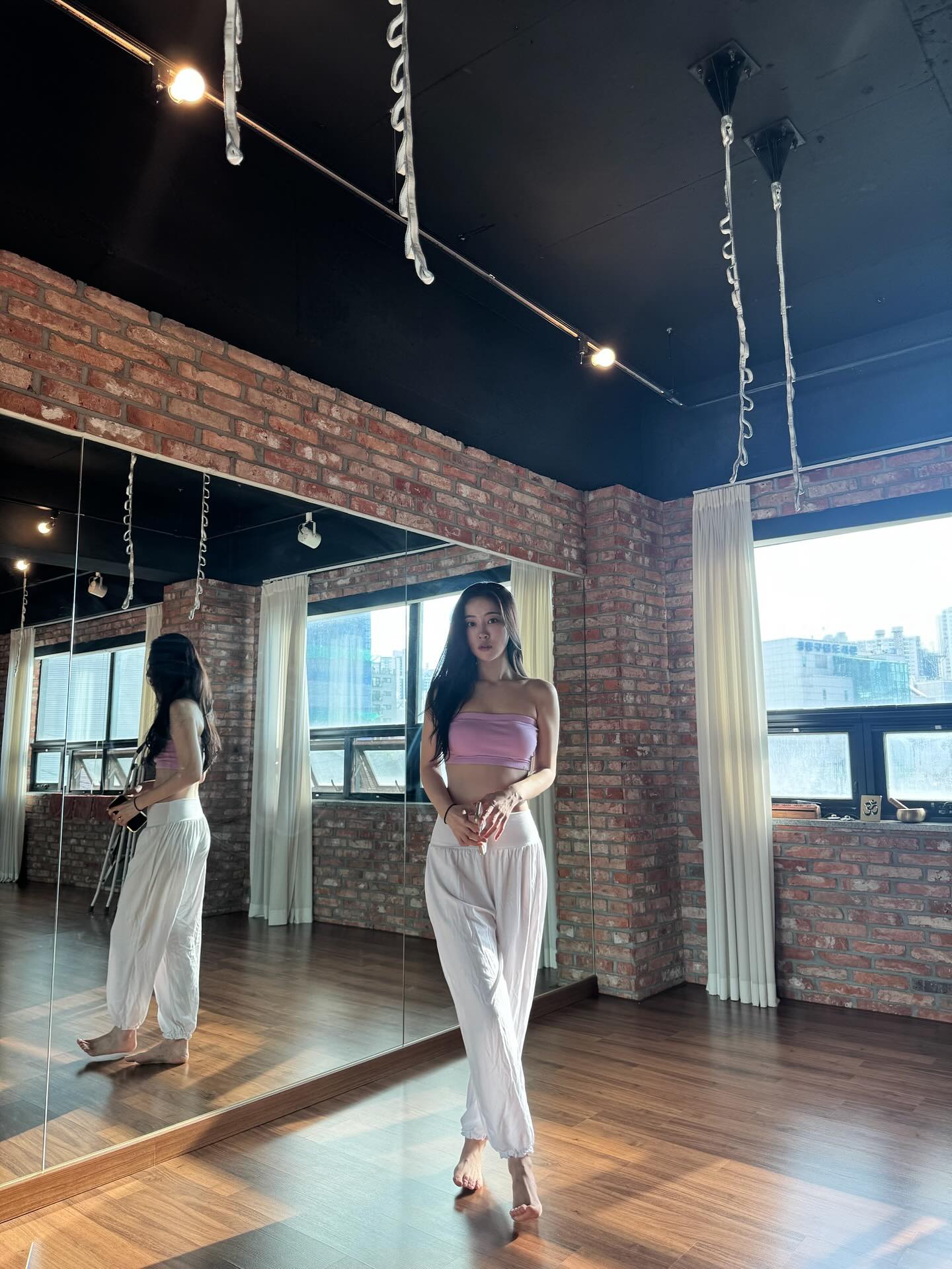 Song Ji Woos Feet