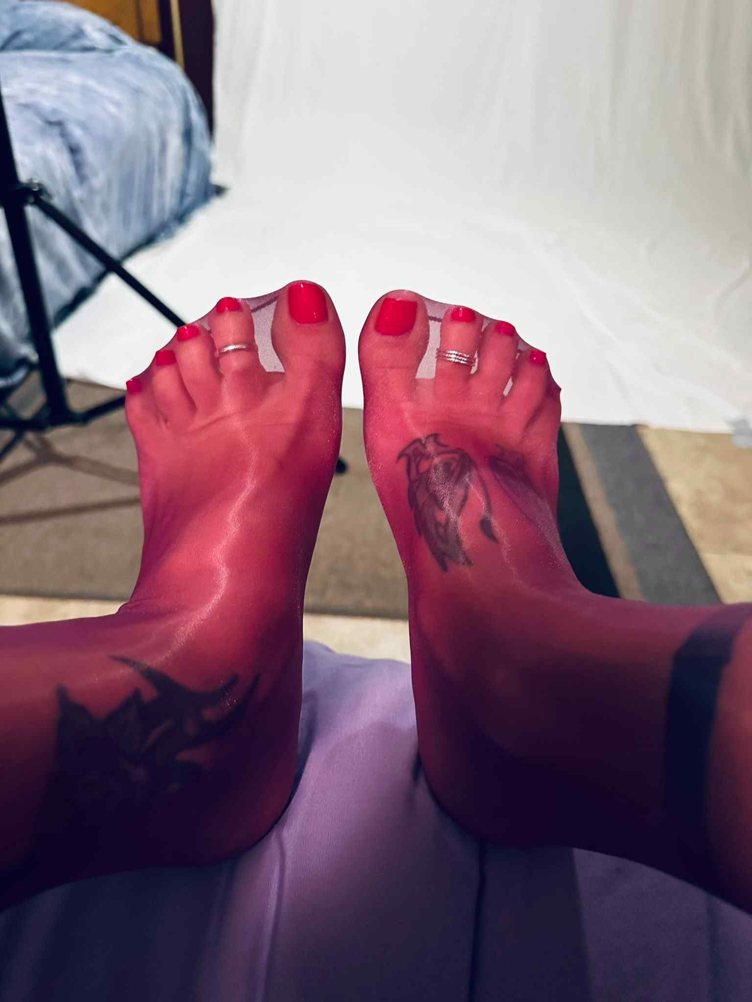 Summer Raez's feet