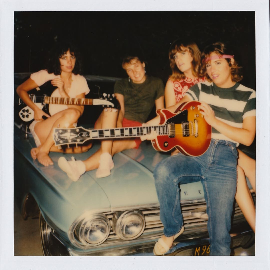 Susanna Hoffs's feet
