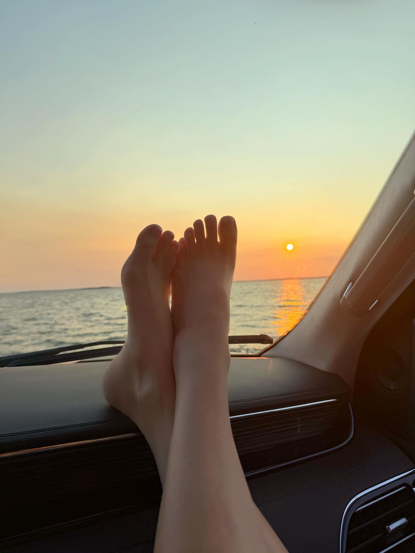 Thalía's feet