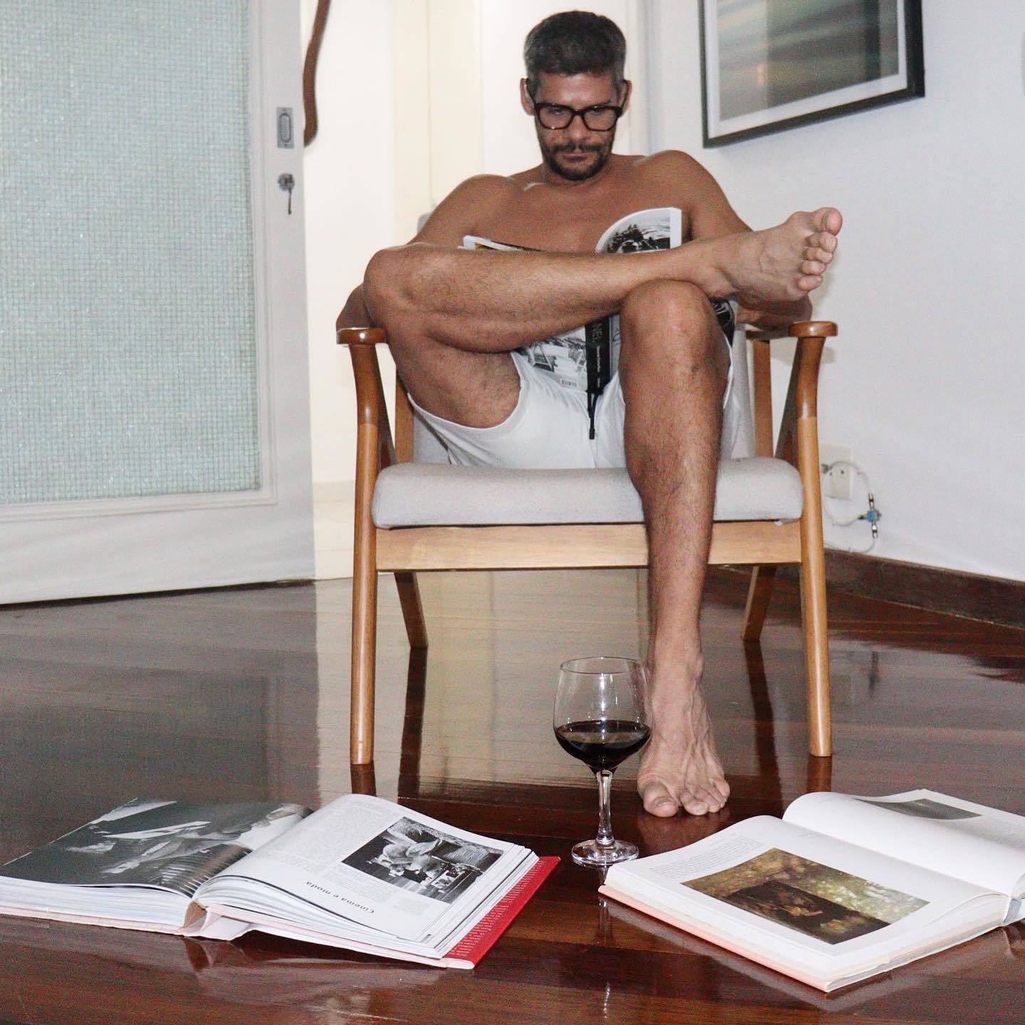 Thiago Soares's feet